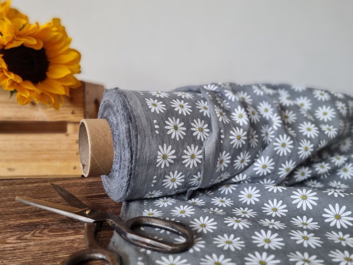 Zaļgani pelēks ar baltu ziedu apdruku 205 g/m² - Mīkstināts lina audums ...